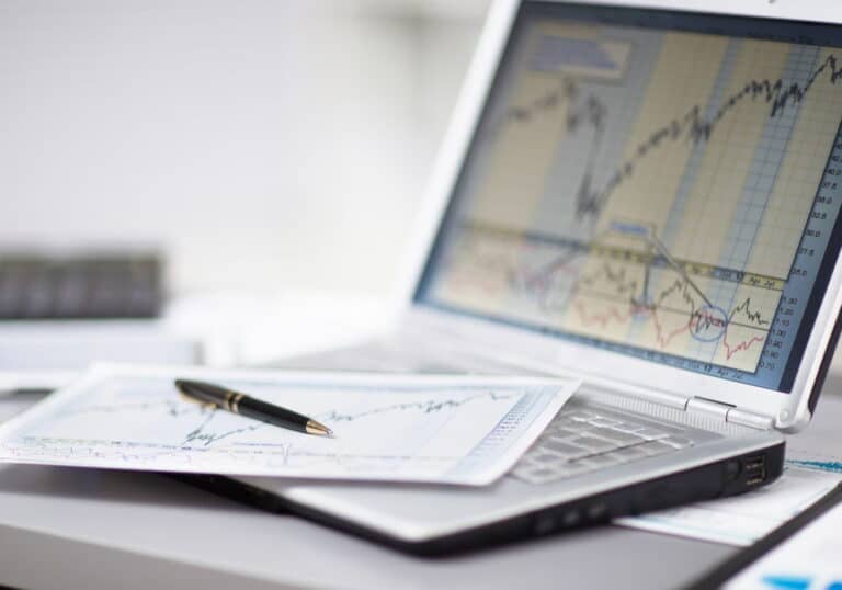 10 Best Canadian Stocks to Hold Forever | Long-Term Yields